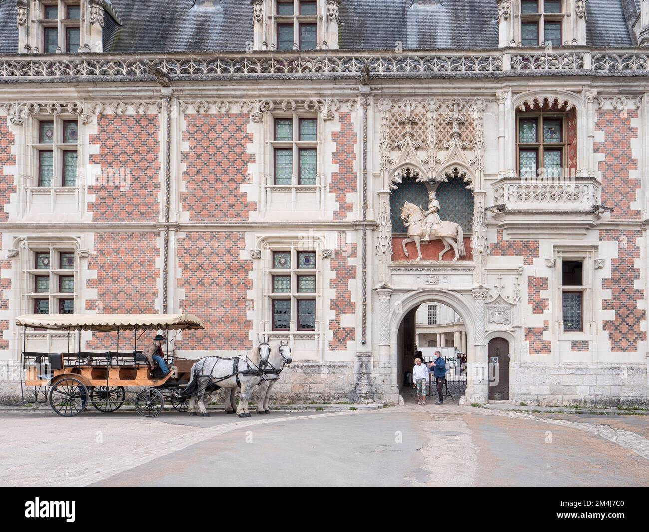 Reiterstatue von Louis XII über dem Eingang zum Chateau Royal de Blois ...