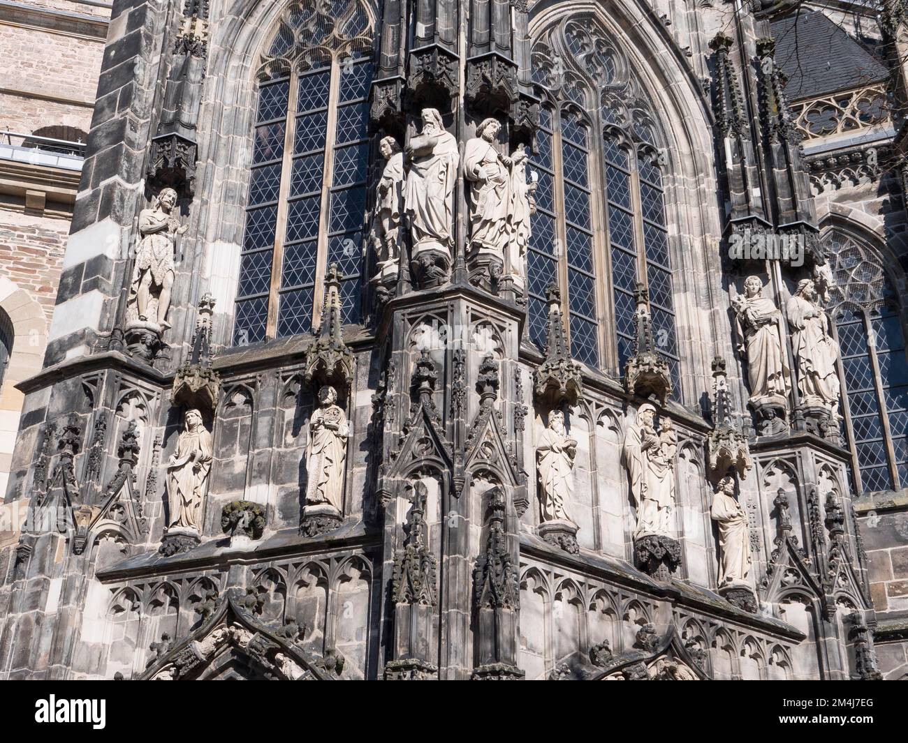 Die herrliche Kirchenfassade des UNESCO-Weltkulturerbes Aachener Dom ...