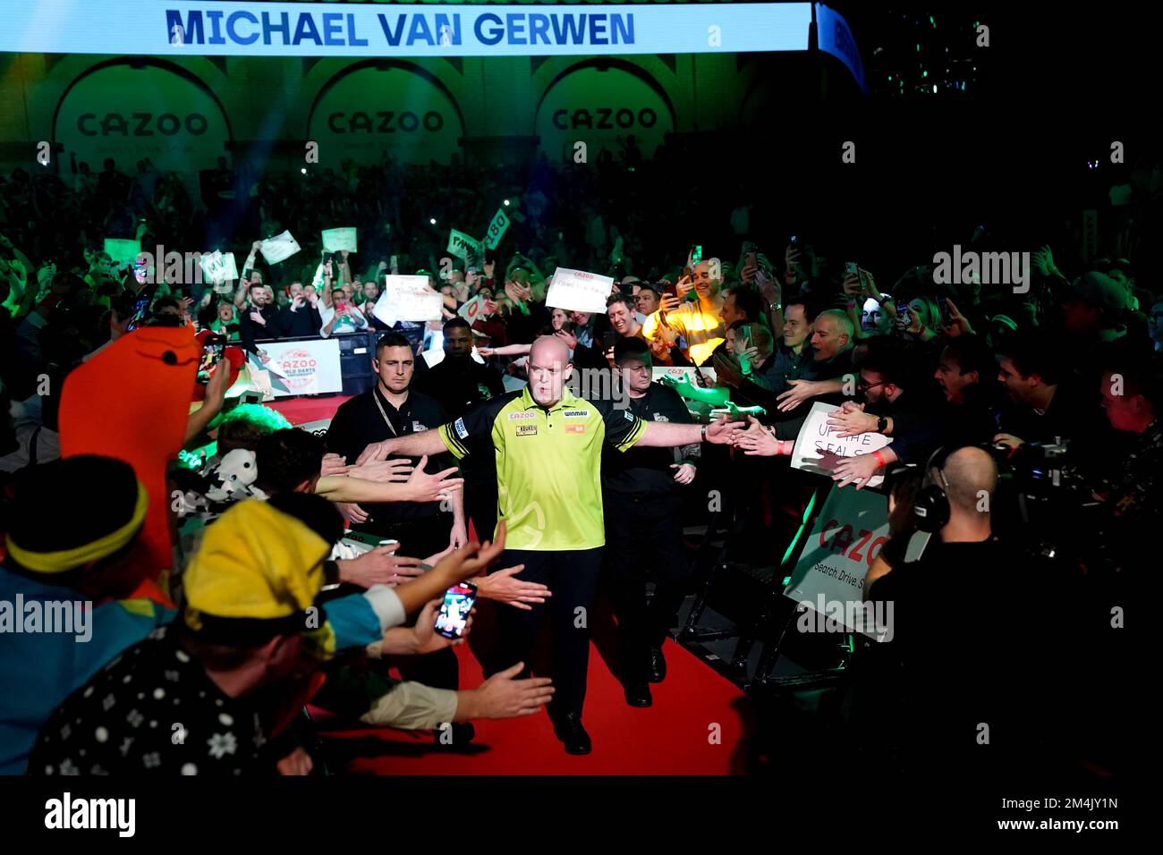 Michael van Gerwen während seines Spaziergangs vor seinem Spiel gegen ...