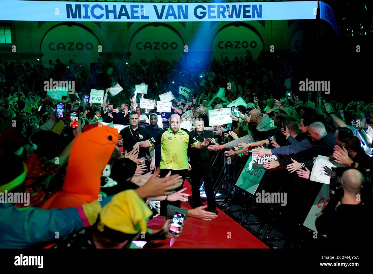 Michael van Gerwen während seines Spaziergangs vor seinem Spiel gegen ...