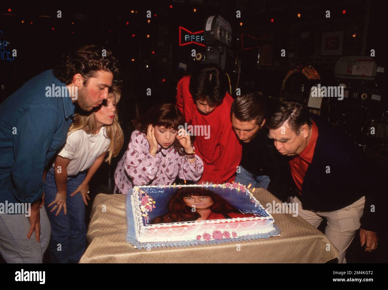 Valerie Bertinelli feiert ihren 30. Geburtstag mit der Besetzung von ...