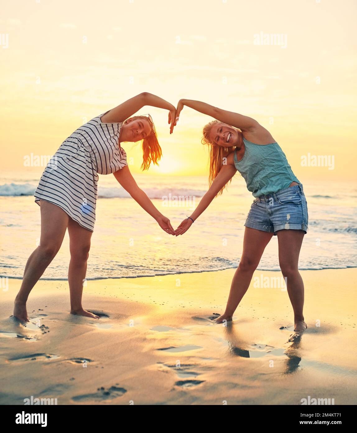 Das Leben am Strand ist immer besser. Junge weibliche beste Freundinnen ...