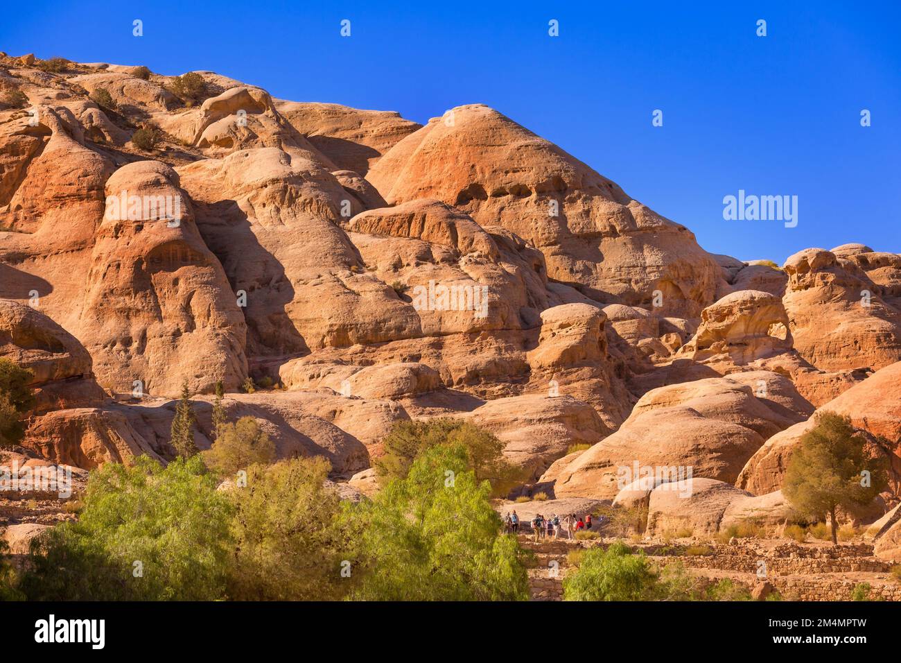 Petra, Jordanien - 3. November 2022: Touristen, die einen Spaziergang ...