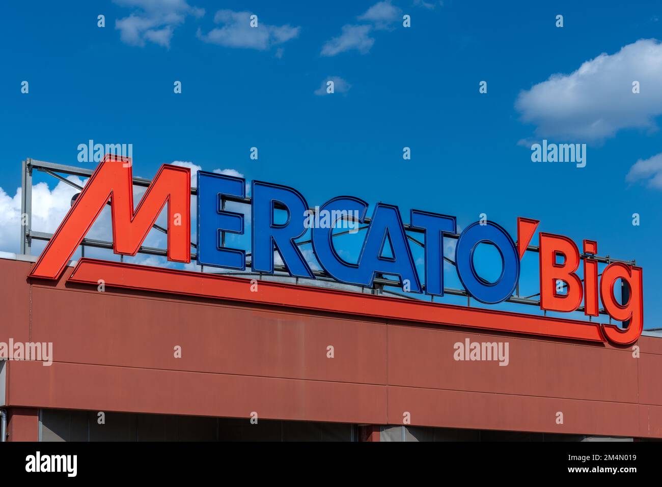 Bra, Cuneo, Italien - 01. Mai 2022: Logo von Mercatò Big on sign on ...