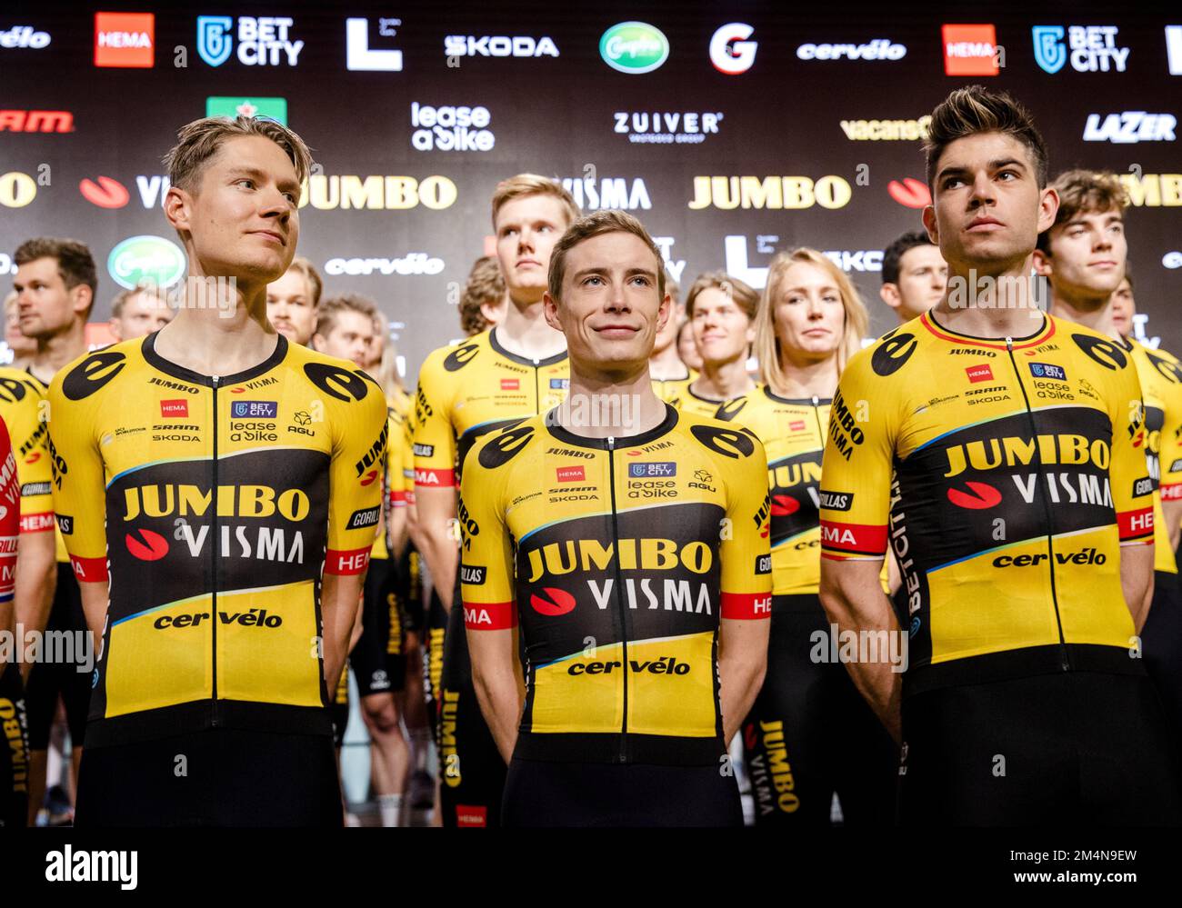 AMSTERDAM - Wilco Kelderman, Jonas Vingegaard und Wout van Aert (VLNR) während der ...