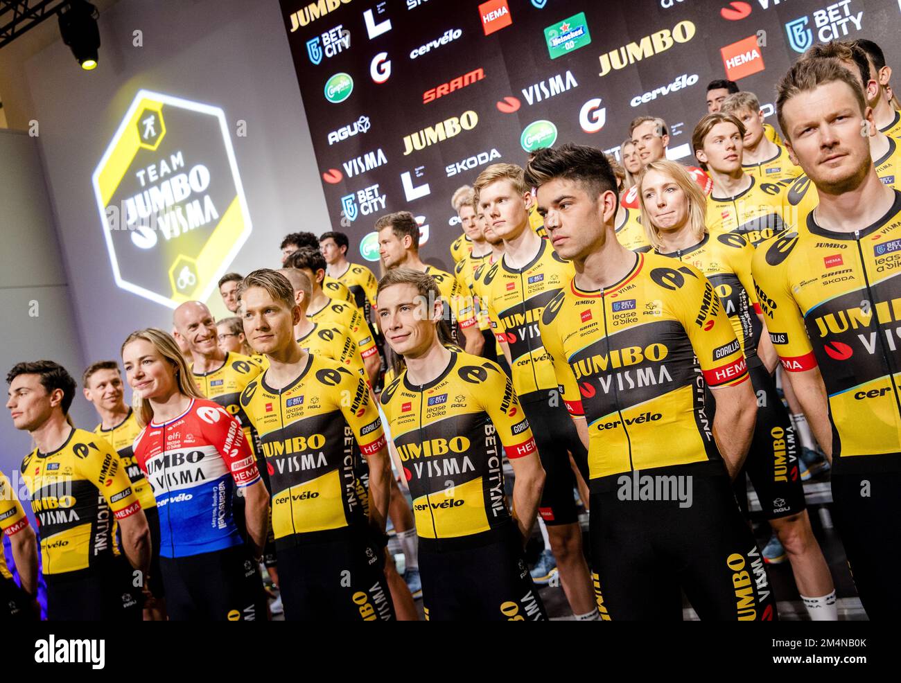 AMSTERDAM - Wilco Kelderman, Jonas Vingegaard, Wout van Aert und Dylan van Baarle (VLNR) während ...