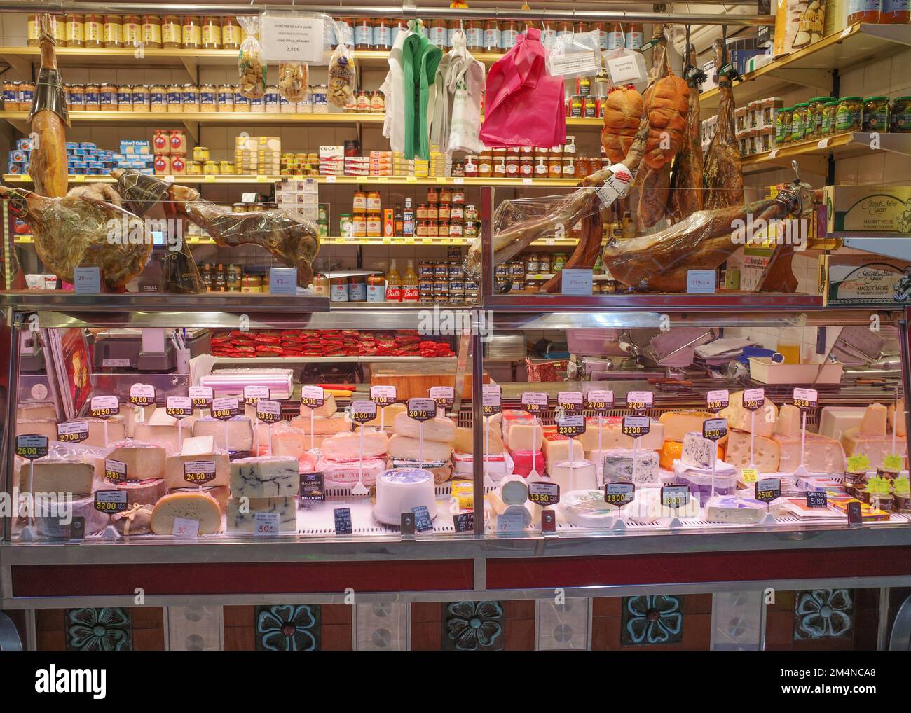 Palma de Mallorca, Spanien - 10. November 2022: Frische Produkte im Mercat de Santa Catalina ...