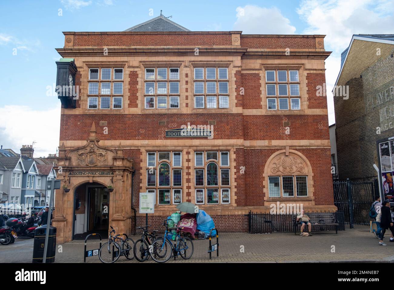 London - September 2022: Tooting Library auf der Mitcham Road mit ...