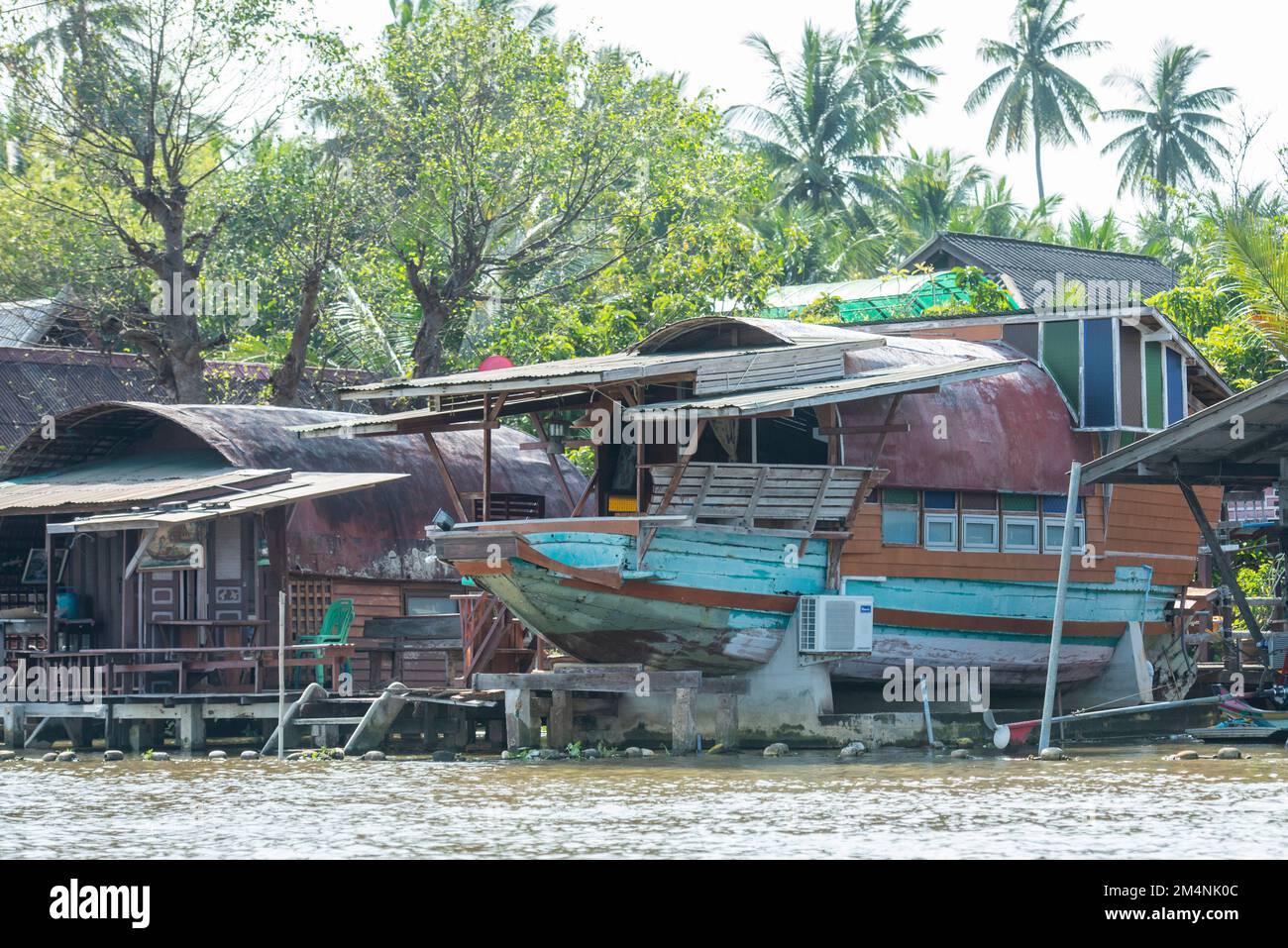 Ein Hausboot auf dem Fluss Mae Klong in der Stadt Amphawa in der ...