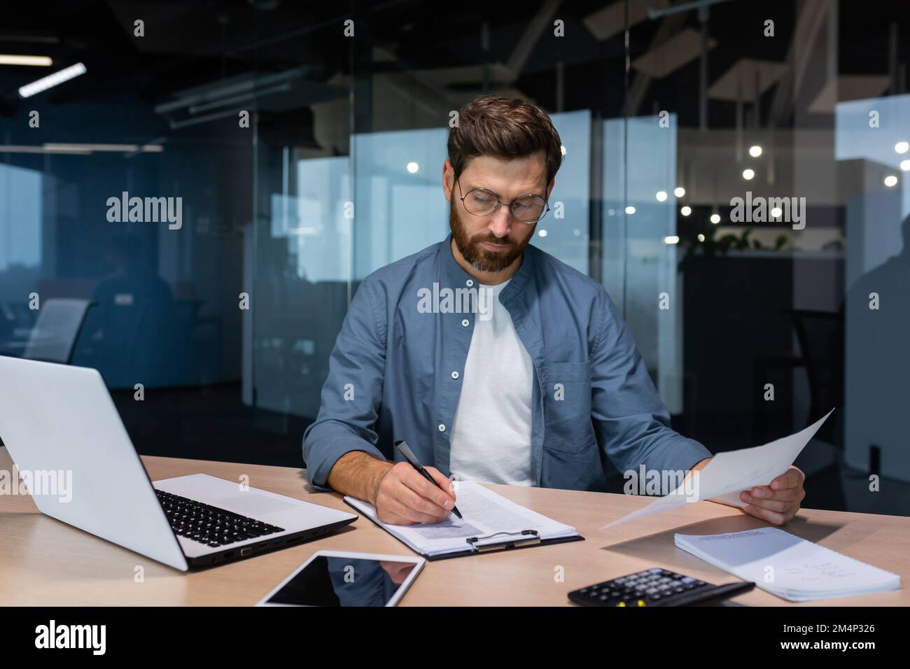 Ein seriöser junger Buchhalter, Finanzier, Analytiker ...
