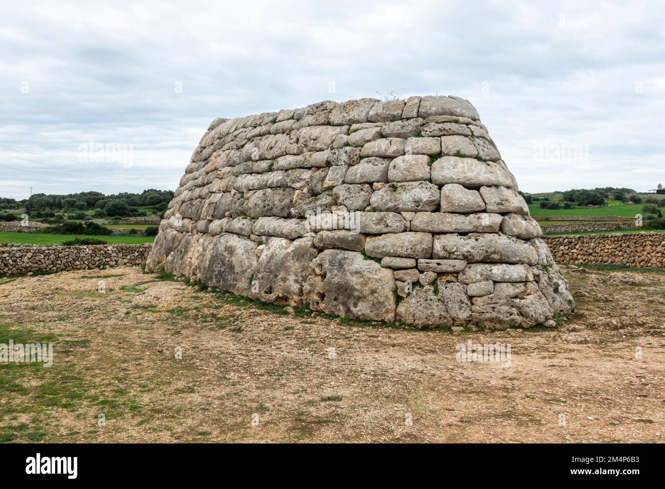 Menorca naveta des tudons -Fotos und -Bildmaterial in hoher Auflösung ...