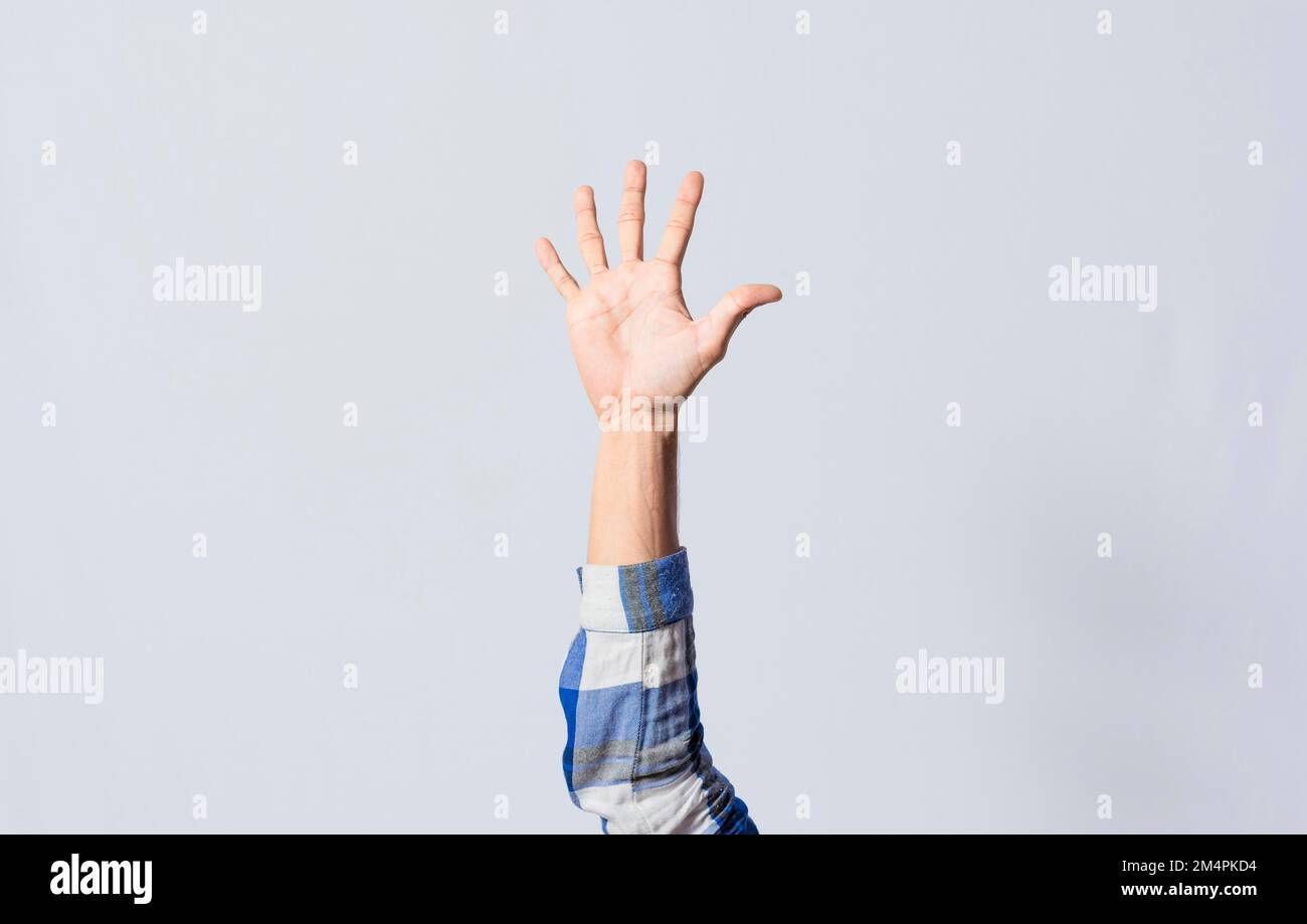 Nummer FÜNF in Gebärdensprache. Taub und dumm, die Zahl FÜNF in der ...