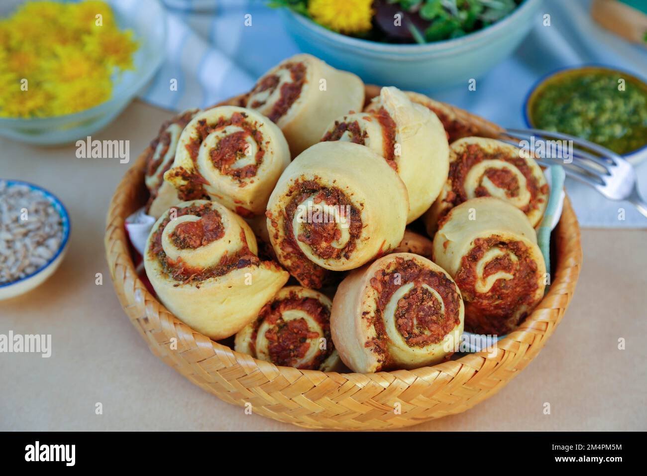 Schwäbische Küche, herzhafte Schneckenpasta, salzig, Hefegebäck ...