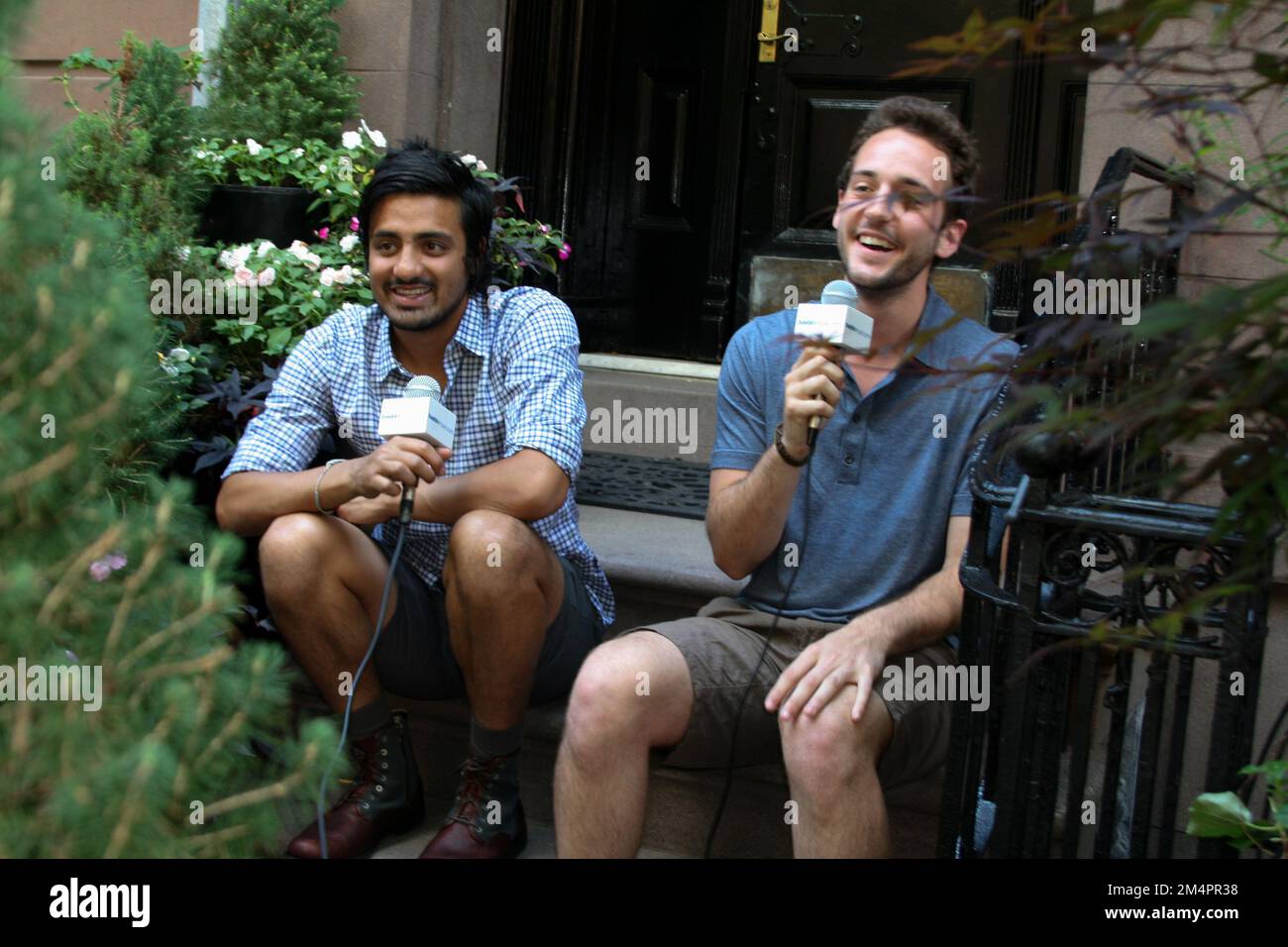 Sameer Gahdia und Jacob Tilley von Young the Giant sitzen zu einem ...