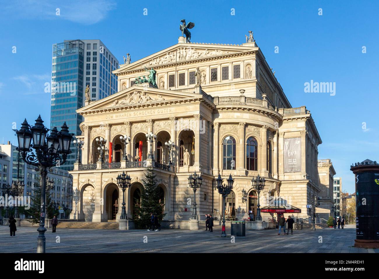 Frankfurt, Deutschland - 13. Dezember 2022: Die Alte Oper am Opernplatz ...