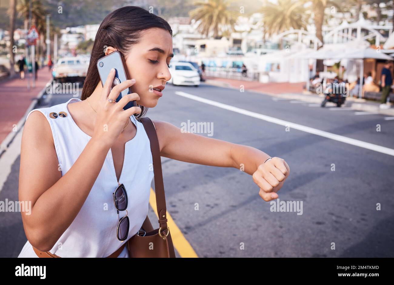 Frau, Telefonanruf und Straße mit Zeit, Taxi und Verkehr für ...