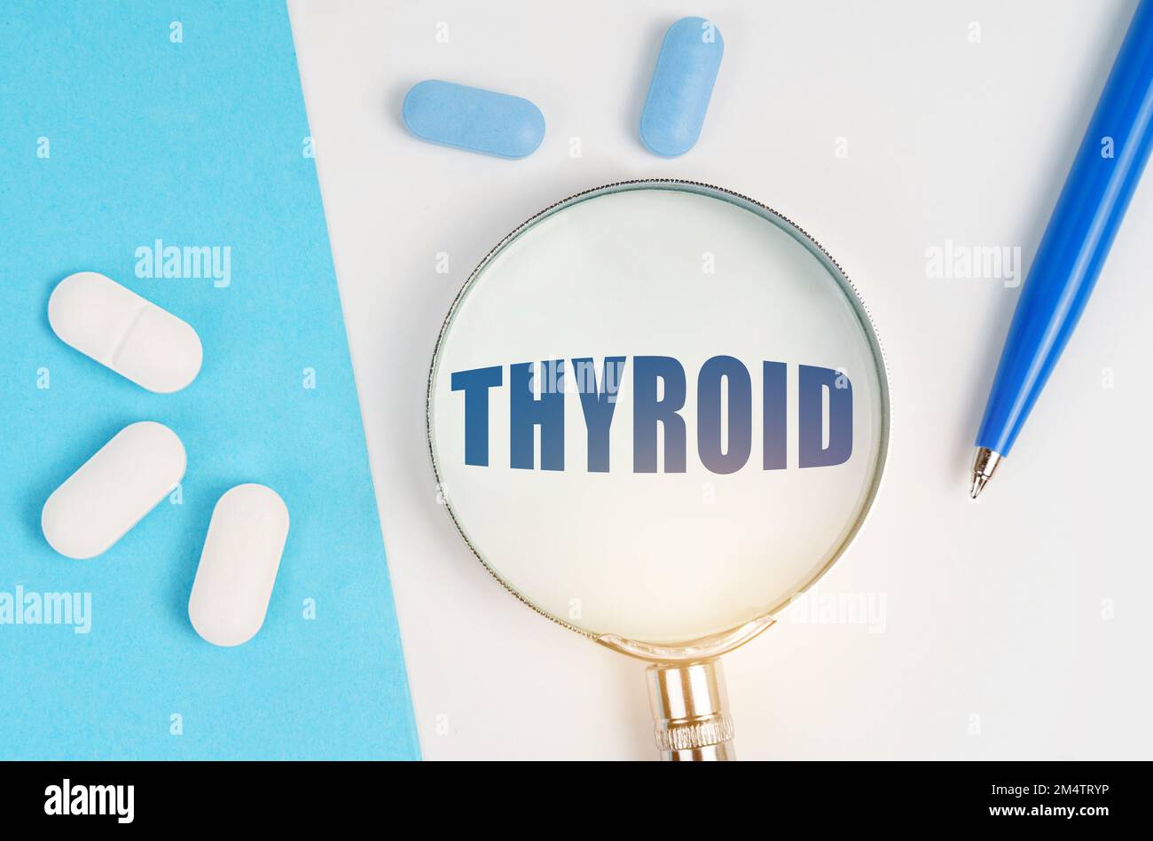 Medizinisches Konzept. Auf einer weißen und blauen Oberfläche befinden ...
