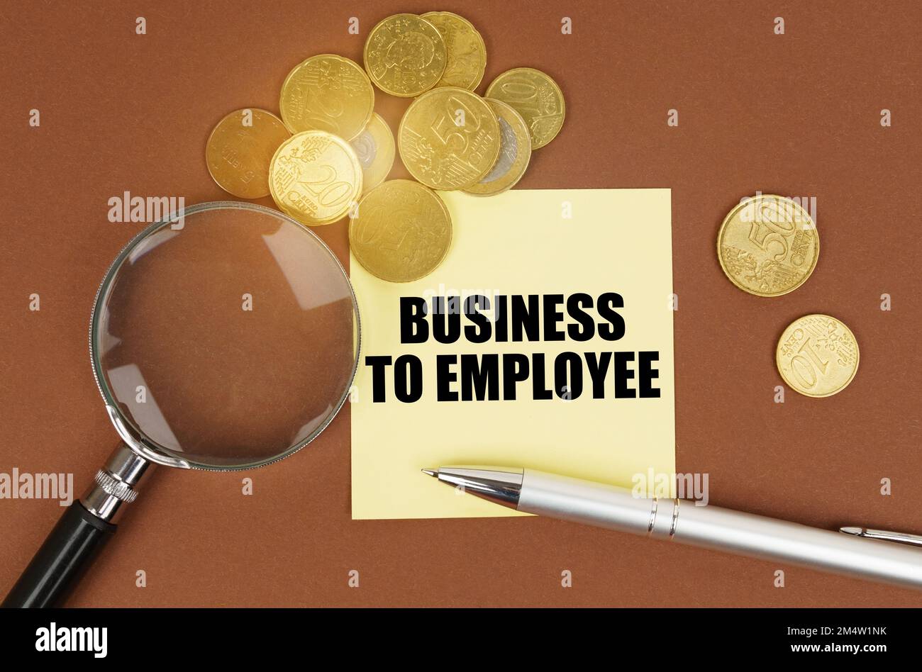 Geschäftskonzept. Auf einer braunen Oberfläche befinden sich Münzen ...