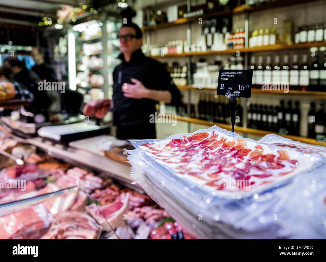 AMSTERDAM – Kunden kaufen Weihnachten in einem Metzgerladen ein. Die ...