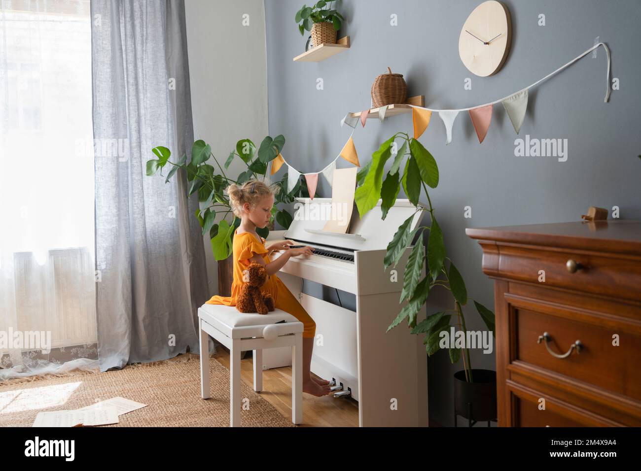 Mädchen lernen hobby -Fotos und -Bildmaterial in hoher Auflösung – Alamy