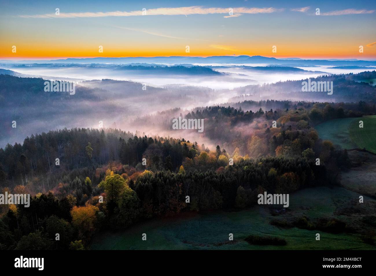 Drohnenansicht haselbachtal nebel herbst sonnenaufgang -Fotos und -Bildmaterial in hoher ...