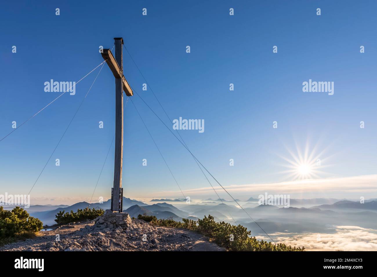 Gipfelkreuz herzogstand berg sonne aufgehender hintergrund -Fotos und -Bildmaterial in hoher ...