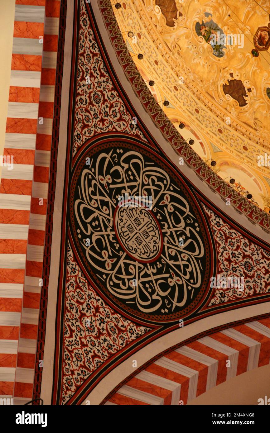 Die Suleymaniye Moschee befindet sich in Istanbul, Türkei. Sie wurde im ...