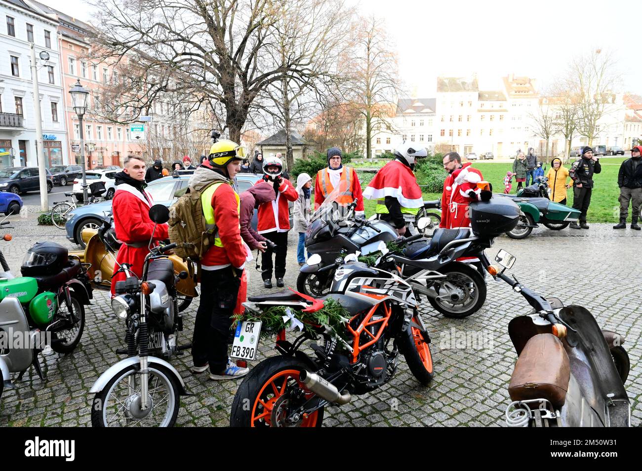 In Görlitz ist der Weihnachtsmann Simson-Fan.Seit fünf Jahre zieht eine ... In Görlitz ist der Weihnachtsmann Simson-Fan.Seit fünf Jahre zieht eine ...