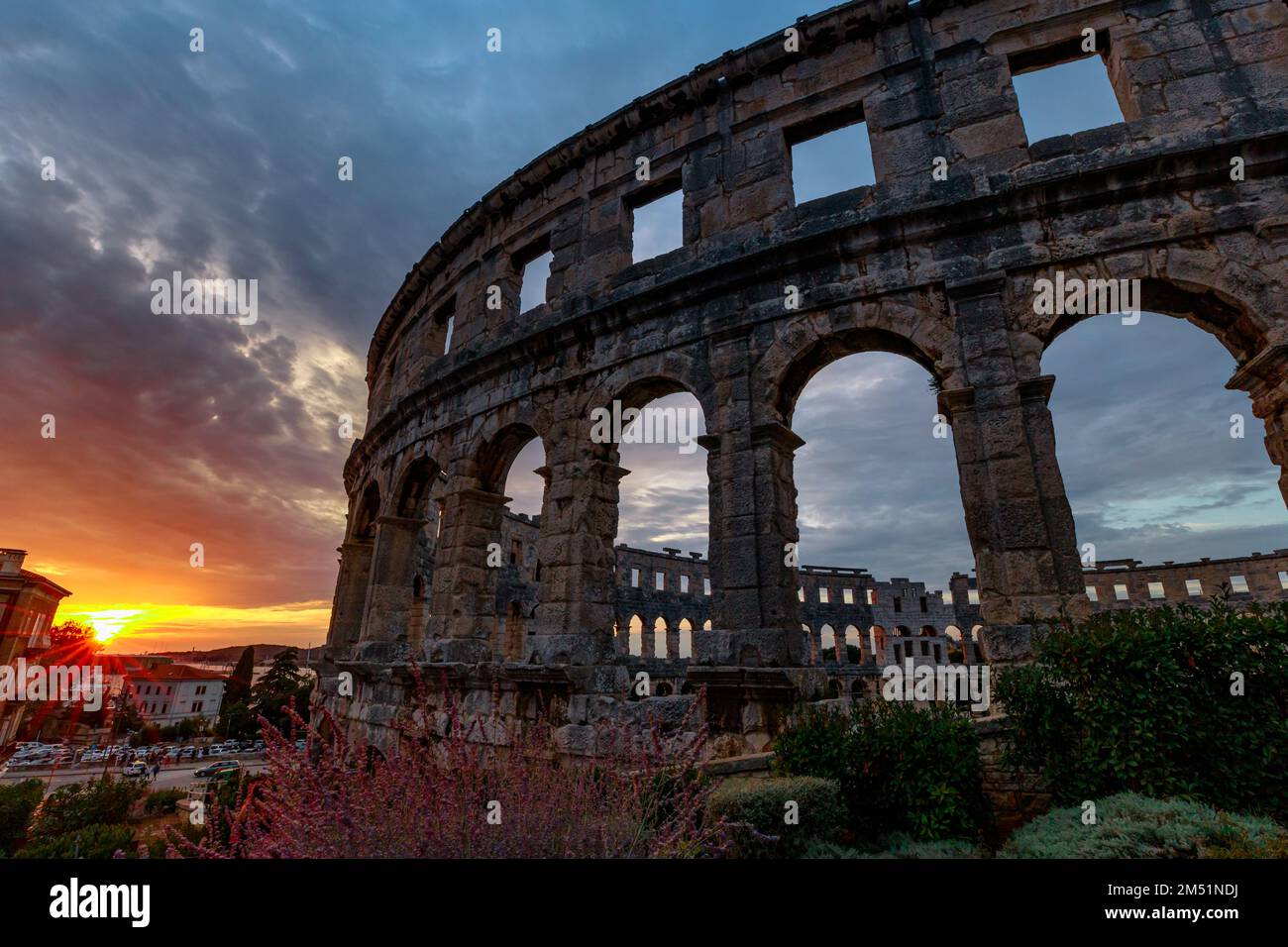 Das Pula Amphitheater bei Sonnenuntergang, auch bekannt als Kolosseum ...