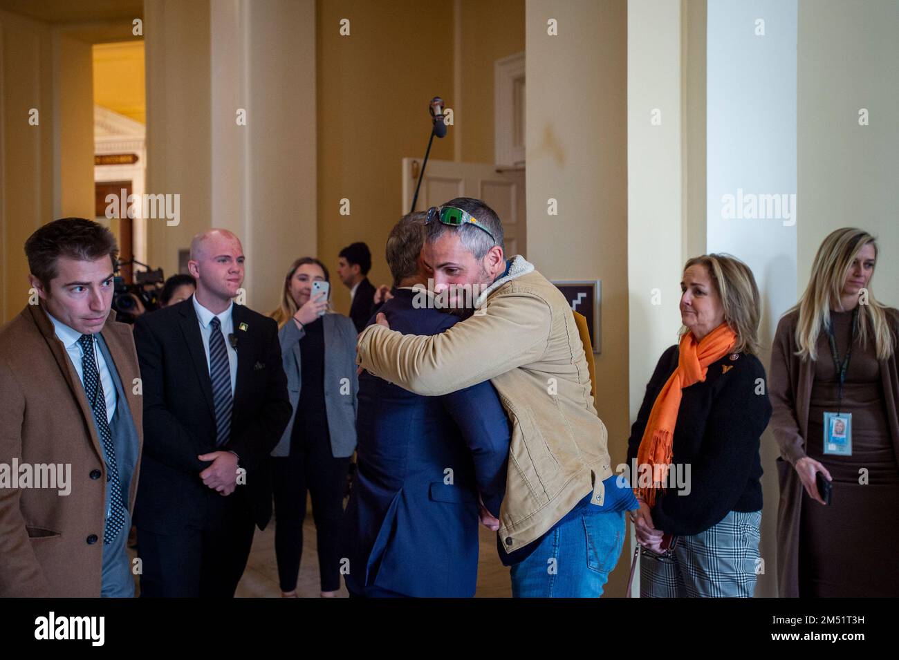 US-Repräsentant Adam Kinzinger (Republikaner von Illinois), links ...