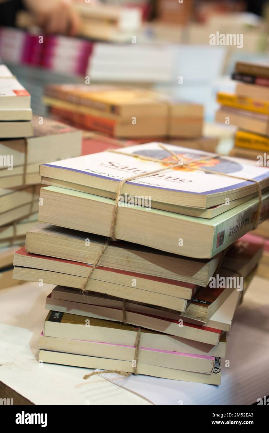 Gestapeltes buch -Fotos und -Bildmaterial in hoher Auflösung – Alamy