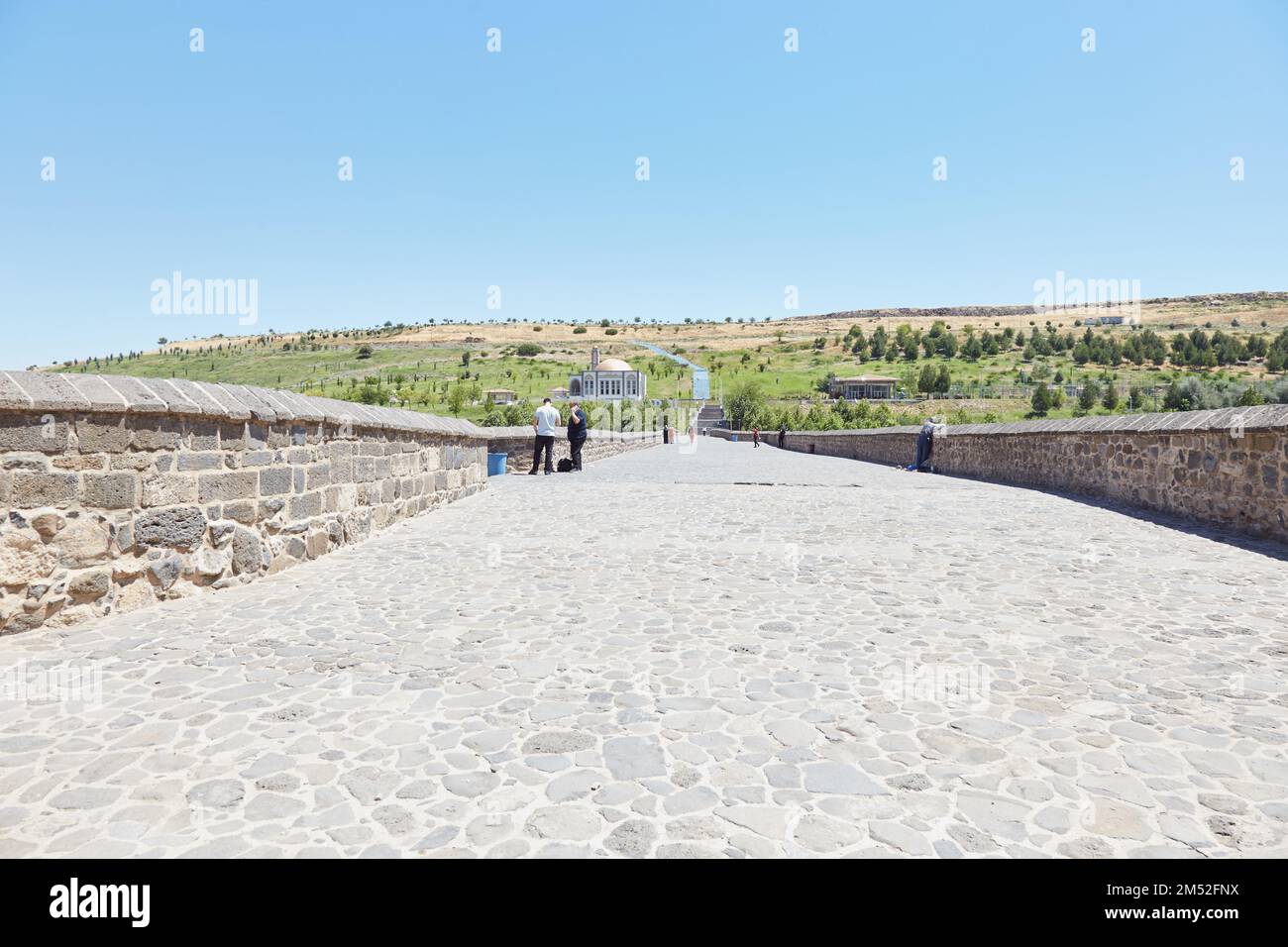 Alte brücke über den tigris -Fotos und -Bildmaterial in hoher Auflösung ...