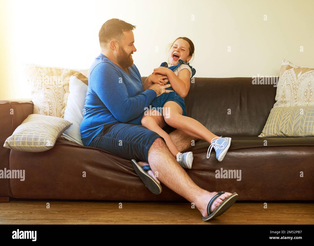 Father tickles girl -Fotos und -Bildmaterial in hoher Auflösung – Alamy