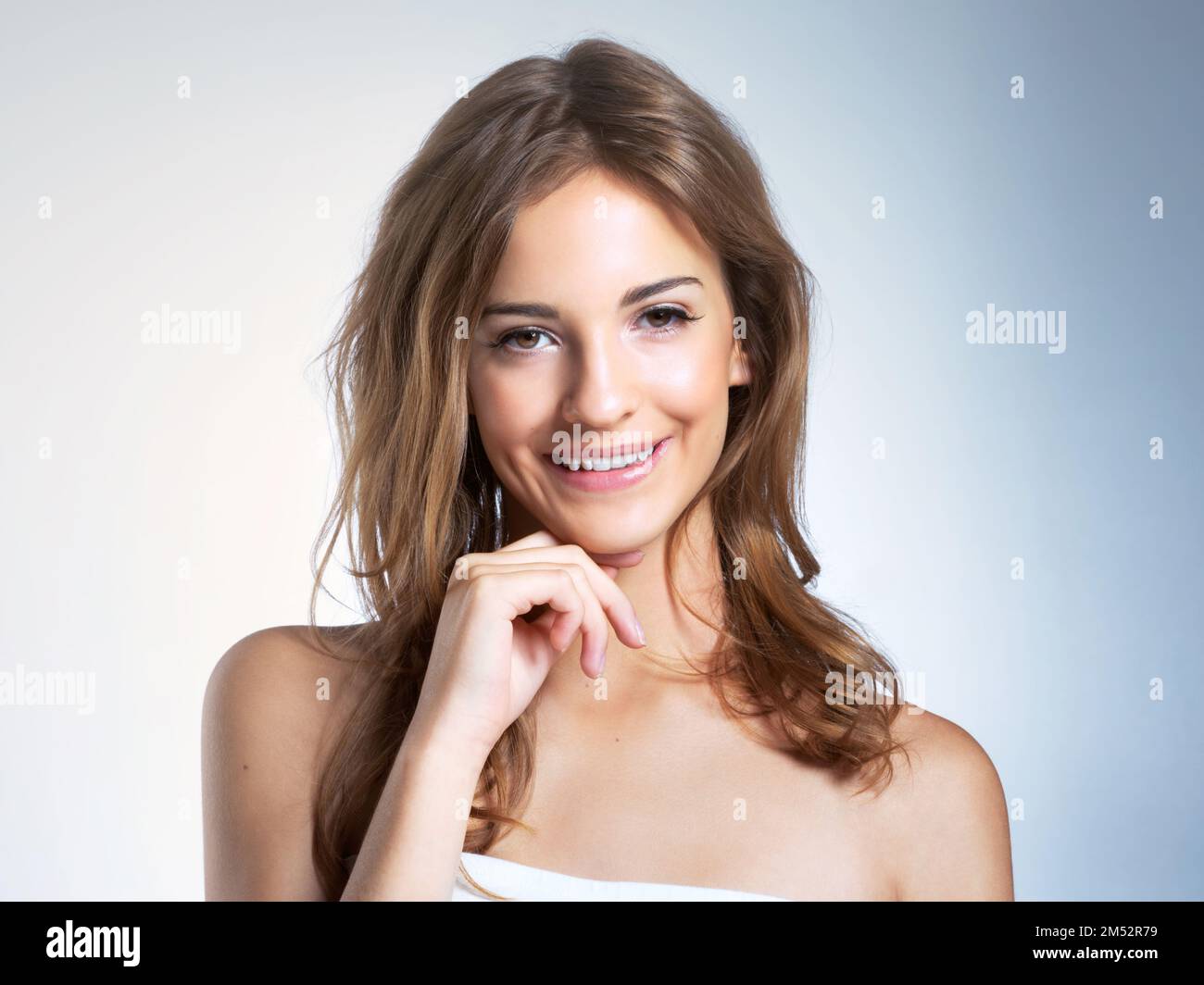 Sie leuchtet einfach nur. Studioporträt einer schönen jungen Frau mit ...