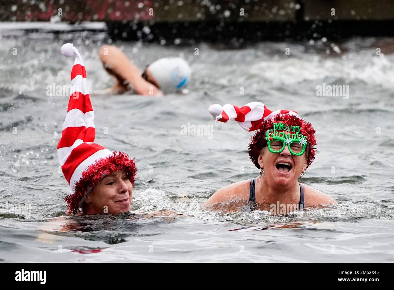 Mitglieder des Serpentine Swimming Club nehmen am Peter Pan Cup-Rennen ...