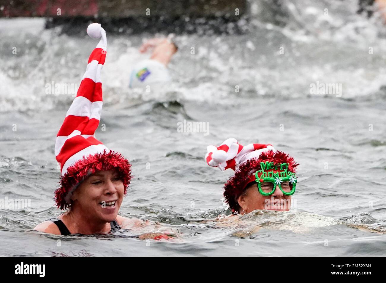 Mitglieder des Serpentine Swimming Club nehmen am Peter Pan Cup-Rennen ...