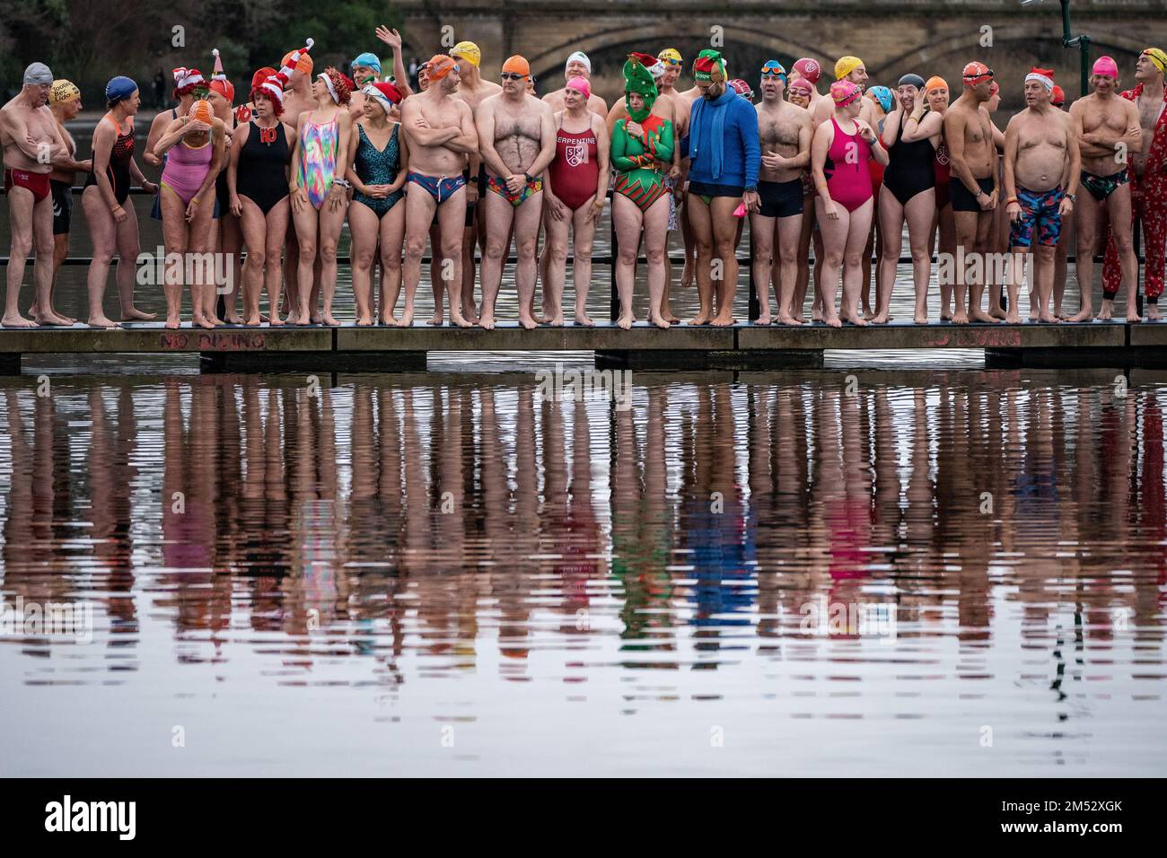 Mitglieder des Serpentine Swimming Club nehmen am Peter Pan Cup-Rennen ...