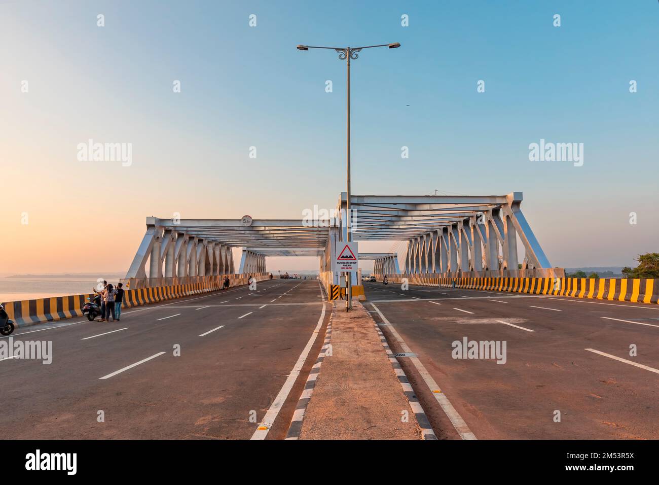 Cortalim, Goa - Indien - Dez. 25. 2022: Neue Zuari-Brücke - Cable ...