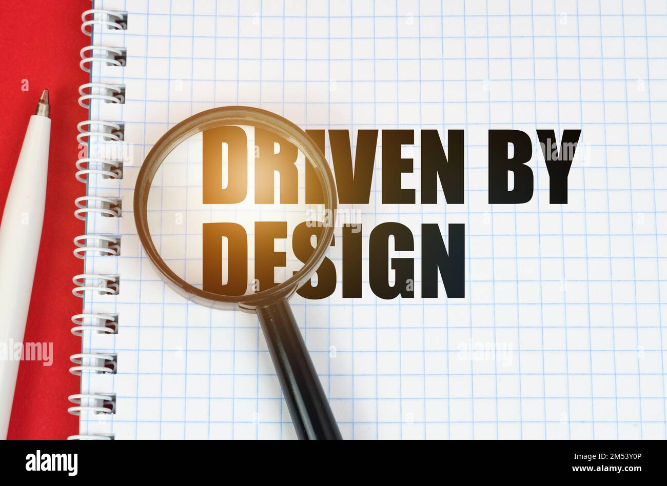 Geschäfts- und Finanzkonzept. Auf der roten Oberfläche befinden sich ...