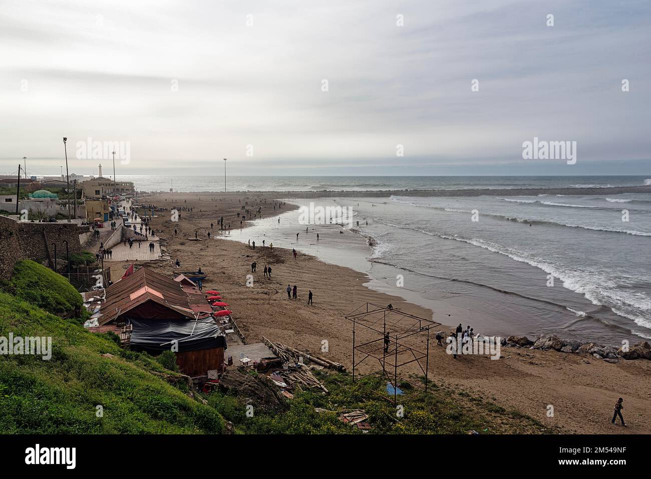 Blick von oben auf die Atlantikküste und den Strand ...