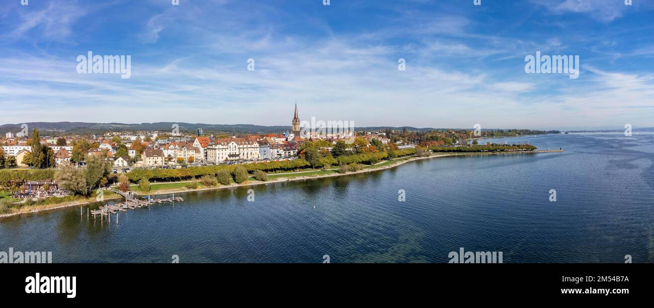 Luftaufnahme der Stadt Radolfzell am Bodensee mit der Halbinsel Mettnau ...