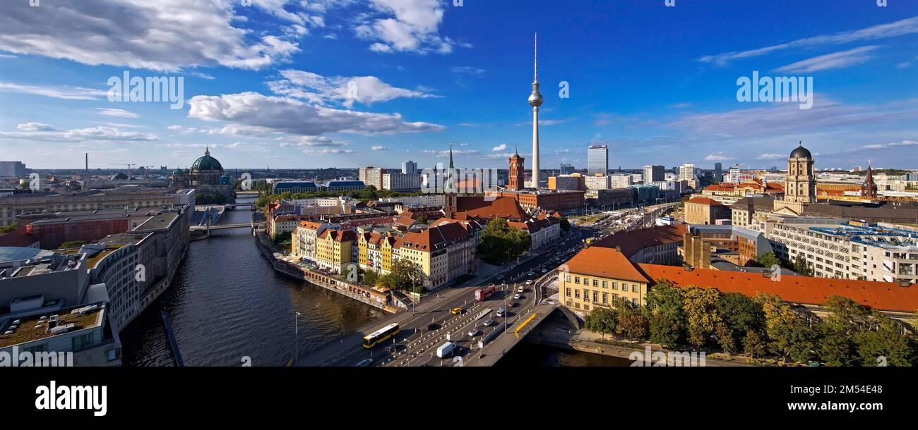 Stadtpanorama mit Spree, Dom, Nikolaiviertel, rotem Rathaus ...