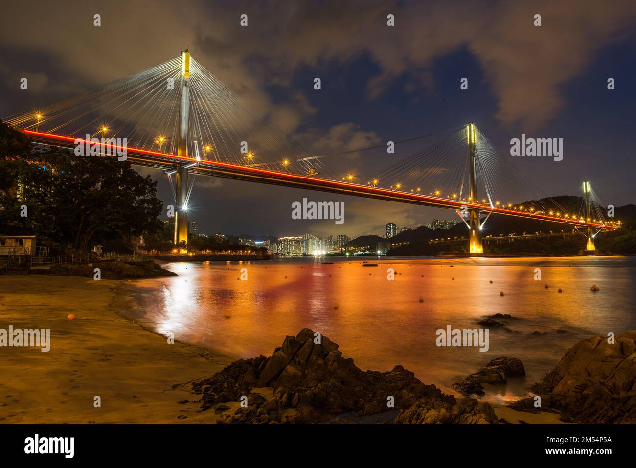 Die Ting-Kau-Brücke über den Rambler-Kanal, die die Insel Tsing Yi mit ...