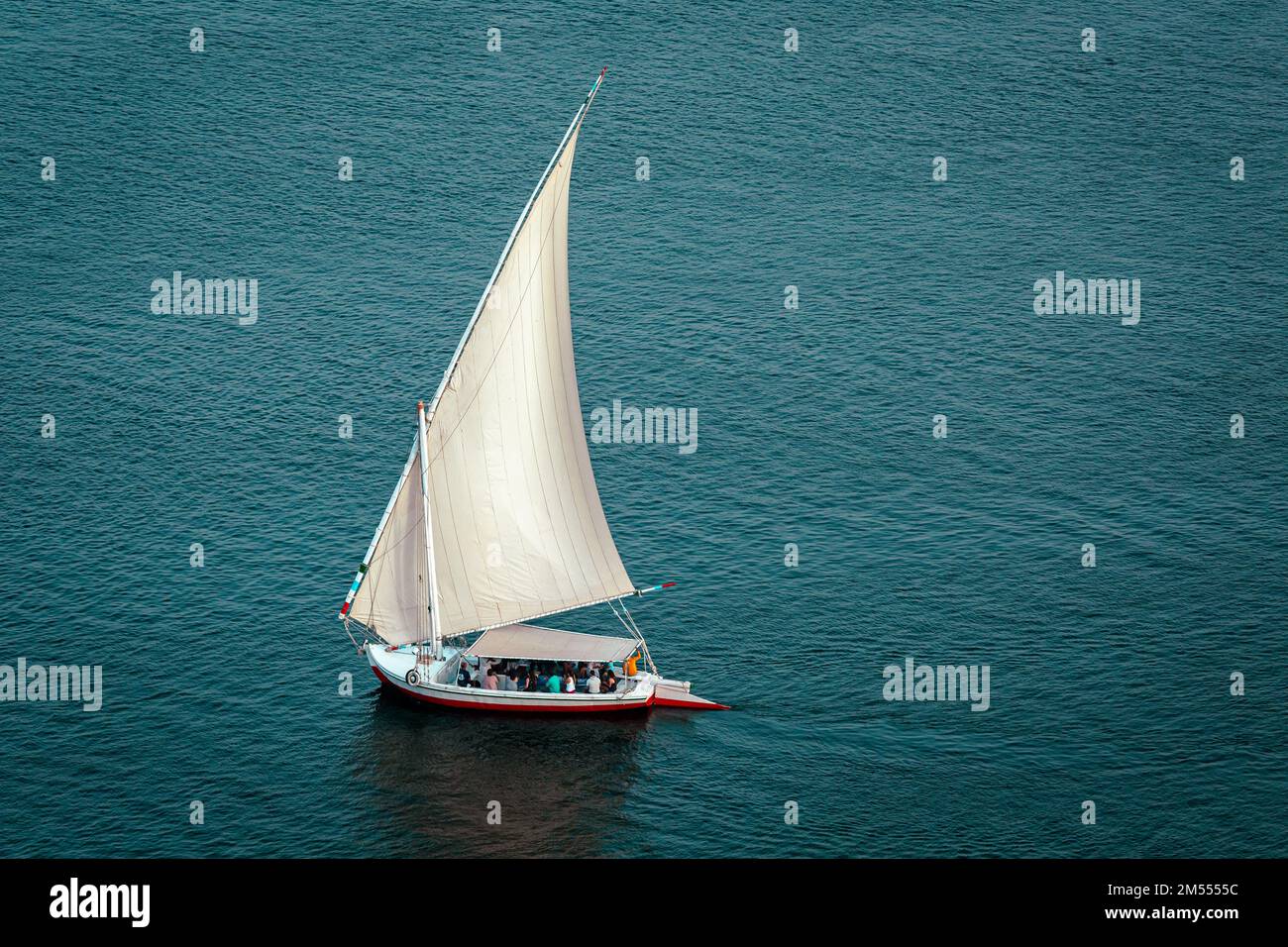 (Flussschiff) Feluke auf dem Nil mit der Sahara hinter in Assuan, Egipt ...