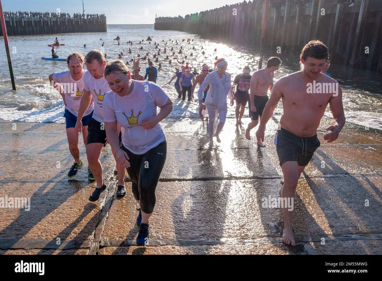 West Bay, Dorset, Großbritannien. 26. Dezember 2022. Hunderte Schwimmer ...