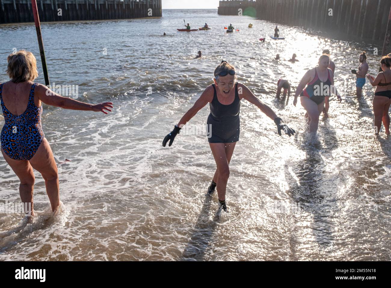 West Bay, Dorset, Großbritannien. 26. Dezember 2022. Hunderte Schwimmer ...