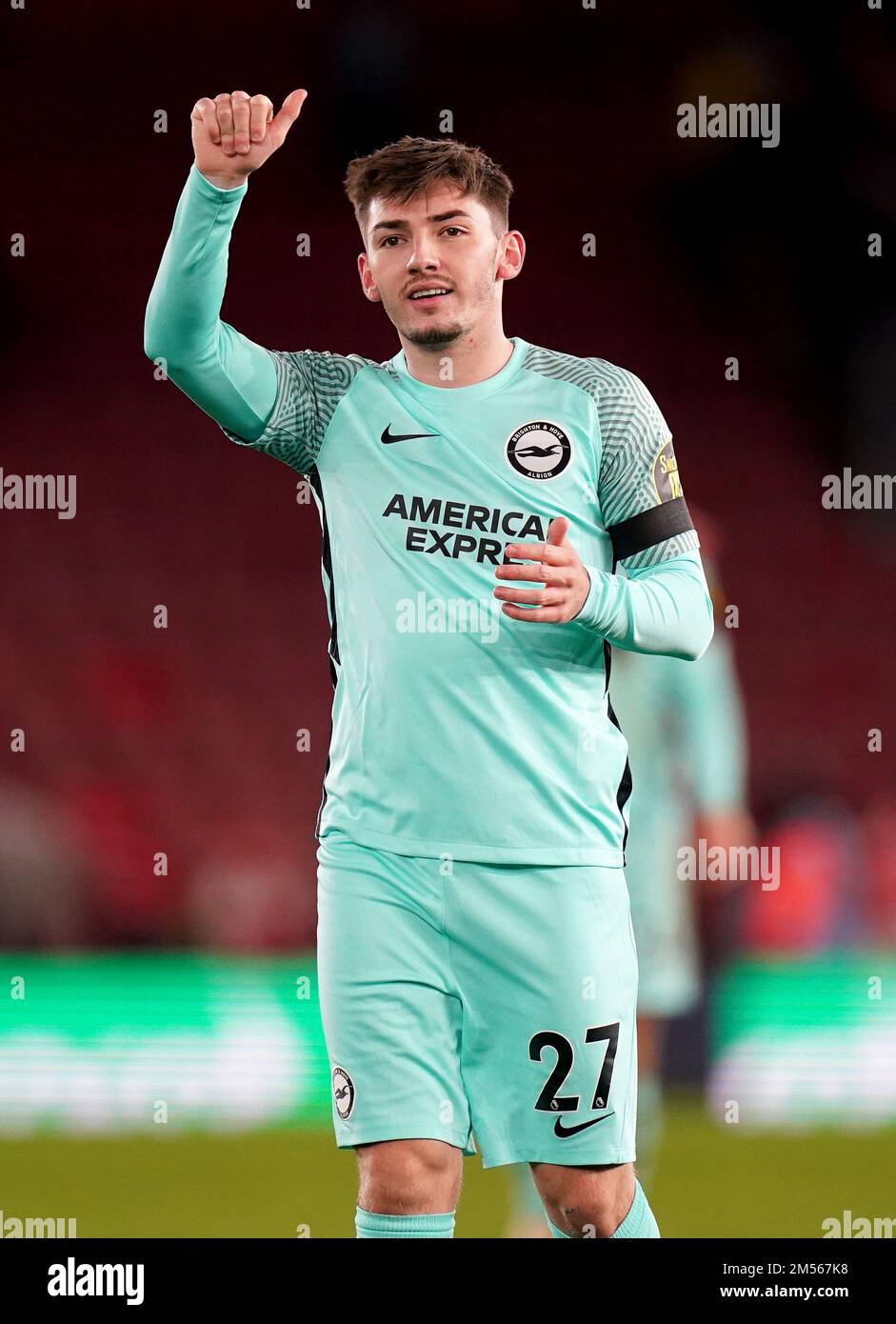 Billy Gilmour von Brighton und Hove Albion feiert vor den Auswärtsfans ...
