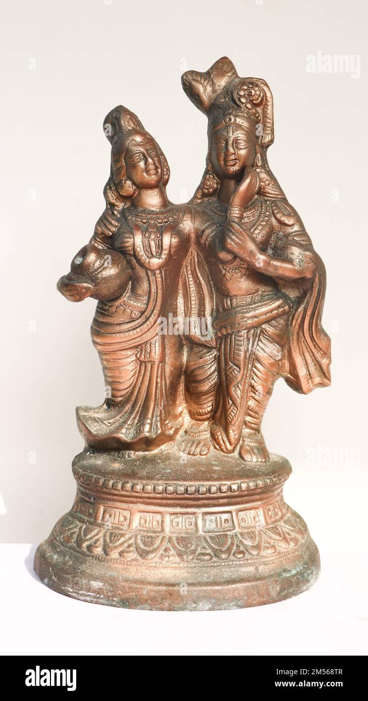 Eine alte antike Statue der heiligen Gottheit des Hinduismus, lord Krishna und Radha, isoliert ...
