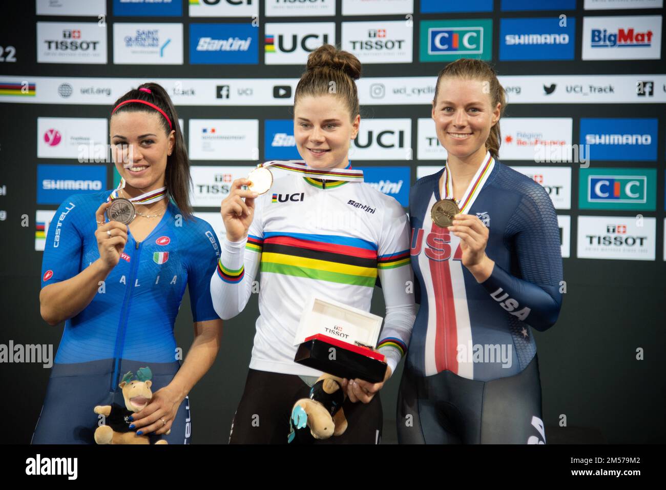 Jennifer Valente aus den Vereinigten Staaten hält ihre Bronzemedaille ...