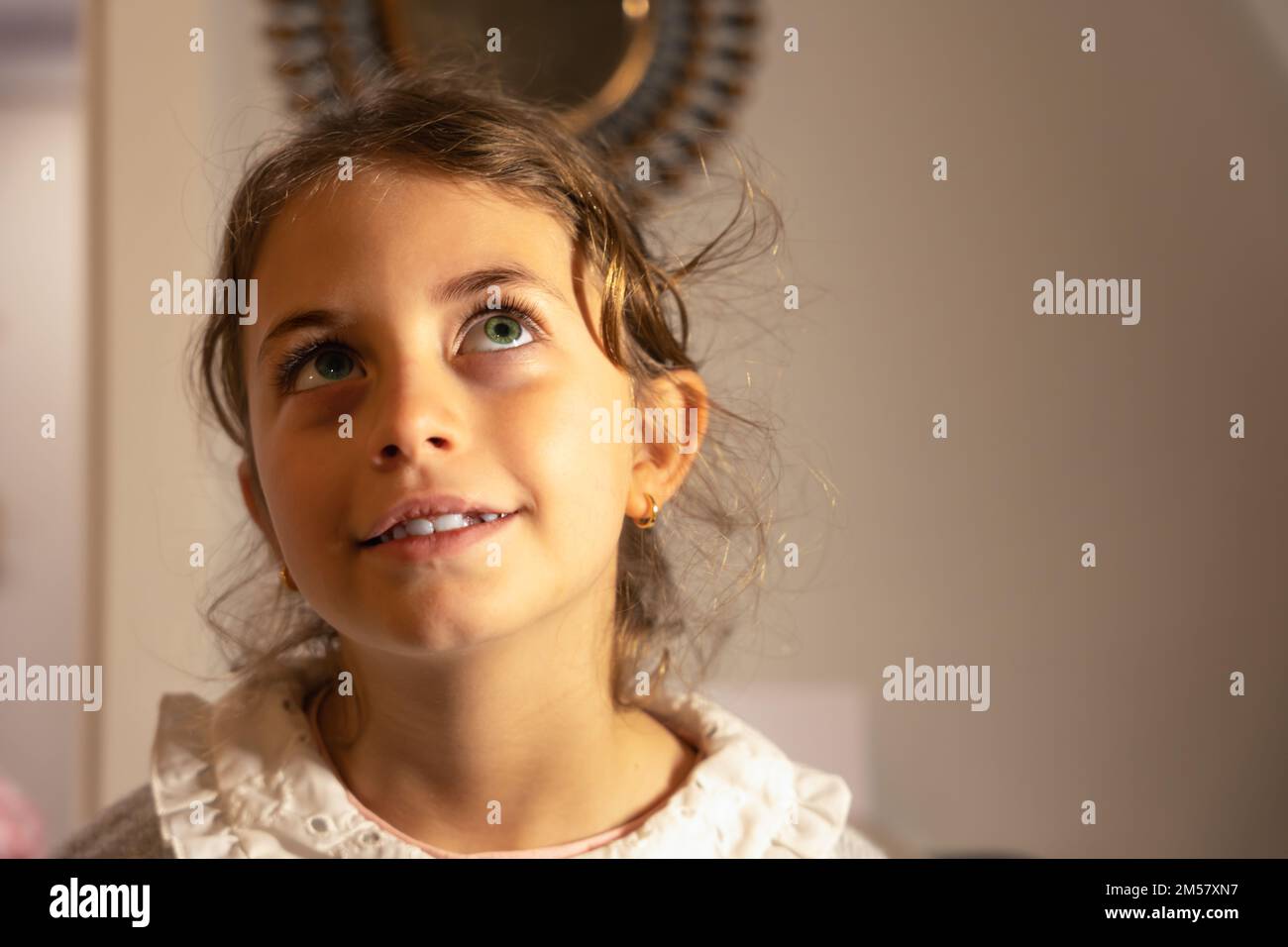 Girl curly hair child preteen -Fotos und -Bildmaterial in hoher Auflösung – Alamy
